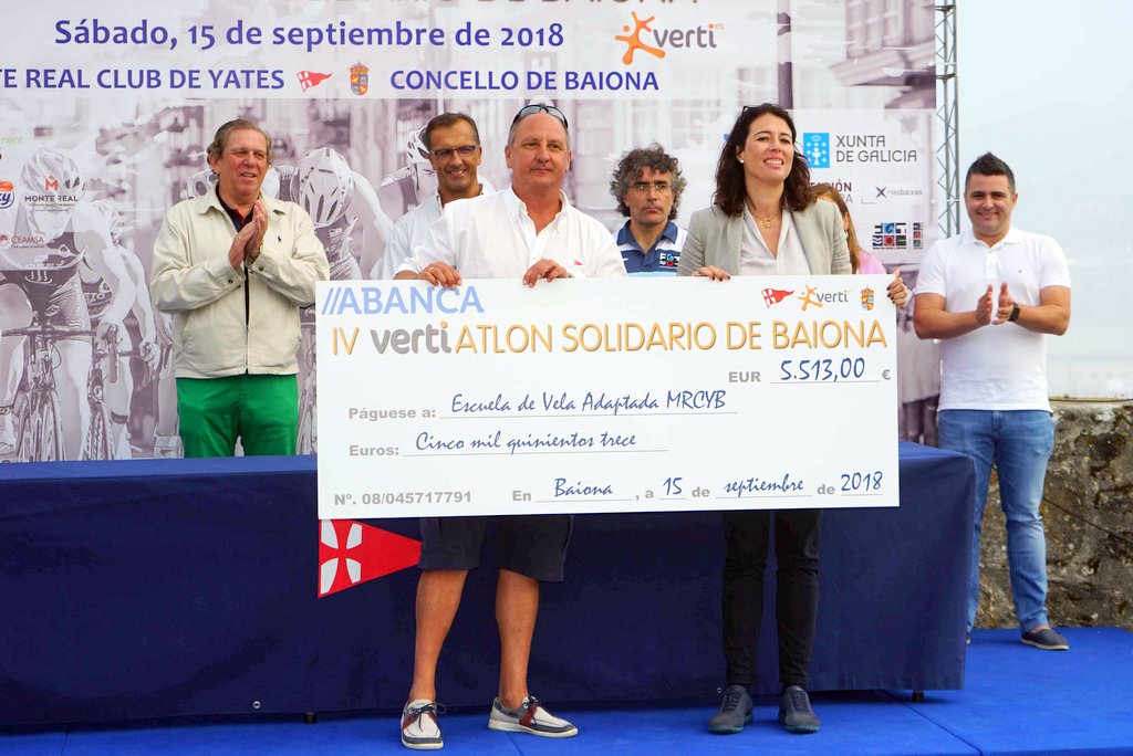 2018-09-15 – Momento de la entrega del cheque con el dinero recaudado ...