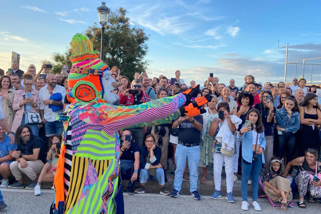 Karcocha, el arlequín urbano más famoso del mundo, vuelve a Nigrán ...