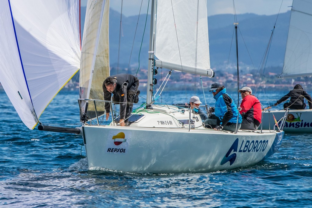 2024-04-27 – El Alboroto se colocó en cabeza de los J80 – Foto Rosana ...